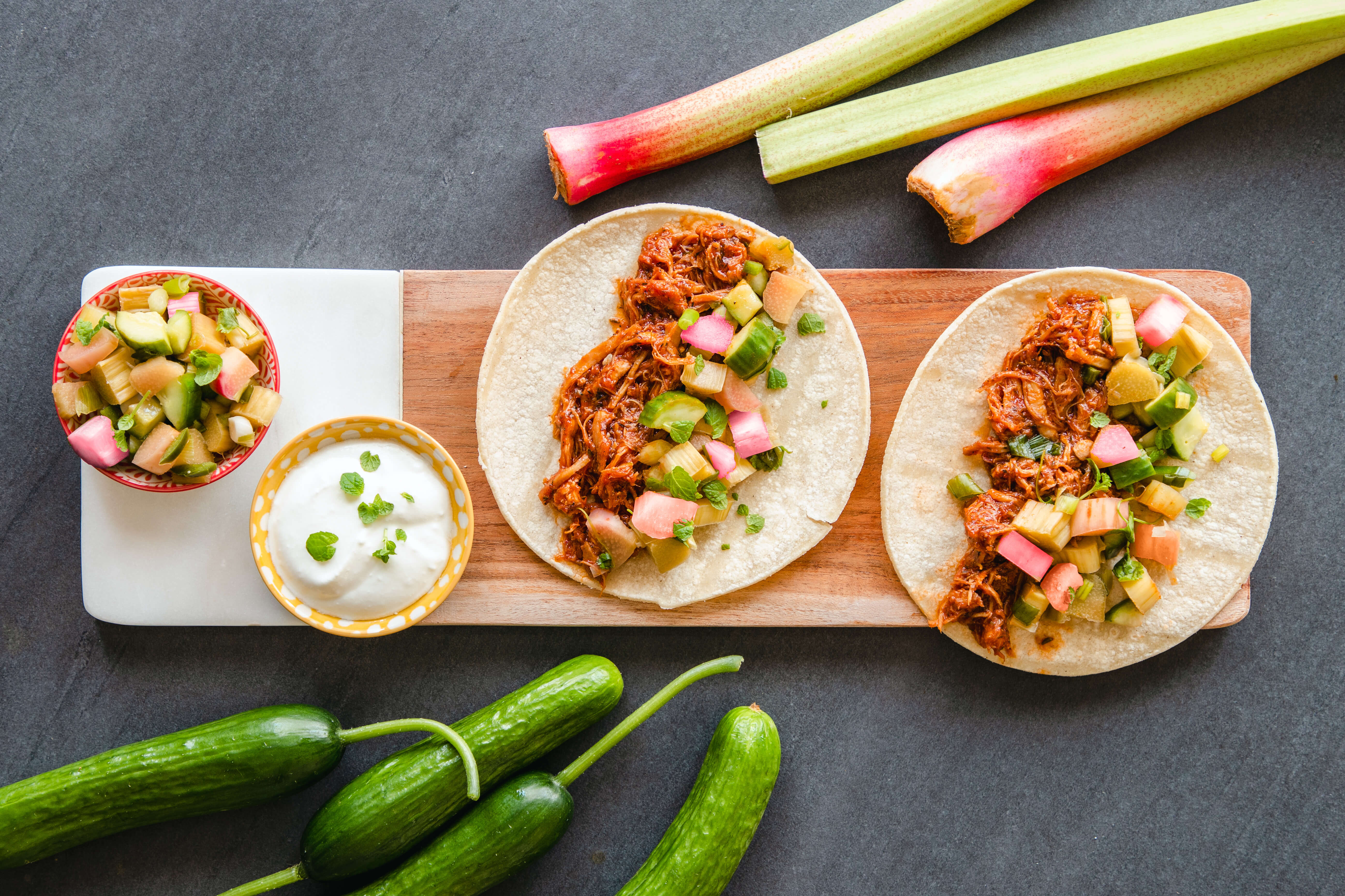 Tacos au boeuf effiloché et salsa de rhubarbe marinée - Marché des ...