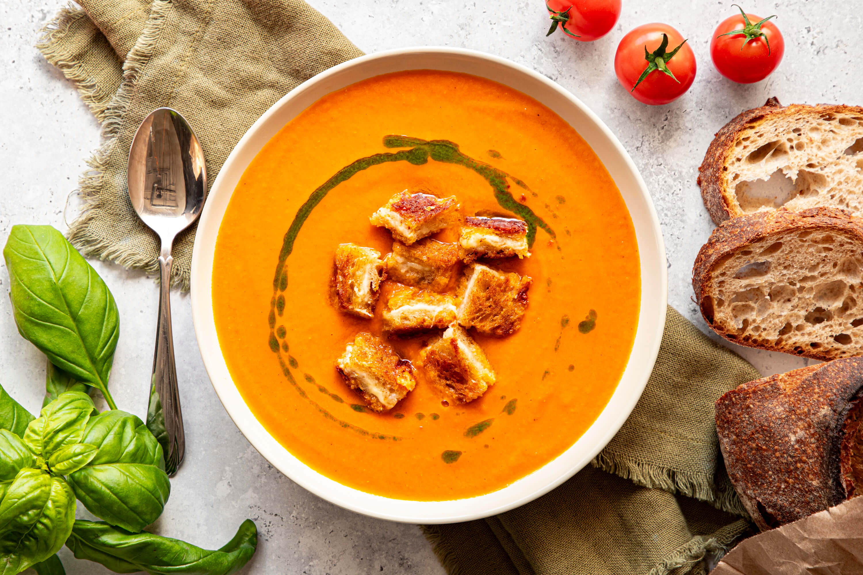 Soupe aux tomates et croûtons de grilled cheese - Marché des Fermes Lufa