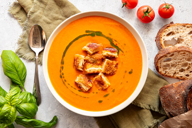 Soupe aux tomates et croûtons de grilled cheese - Marché des Fermes Lufa