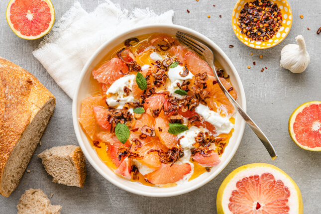 Salade pamplemousse, bufarella et chili croquant - Marché des Fermes Lufa