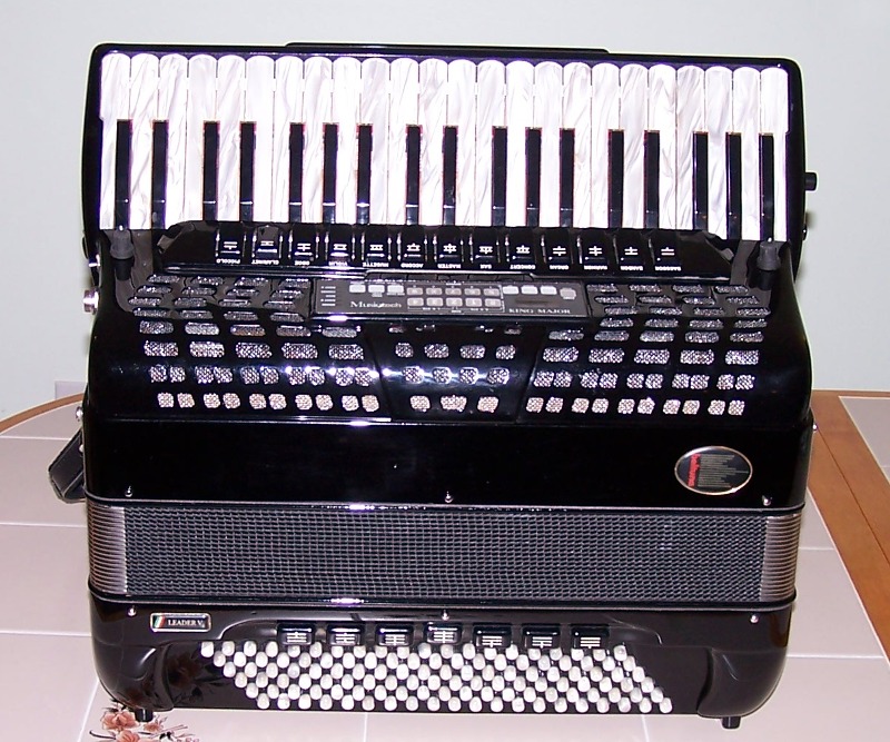 Beltuna Leader V MIDI Amplified Accordion | Musical Instruments ...