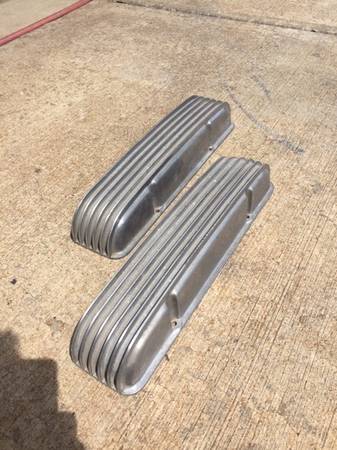 SBC Chevy GM Cal-Custom Finned Valve Covers 40-1000 Japan Staggered Bo ...