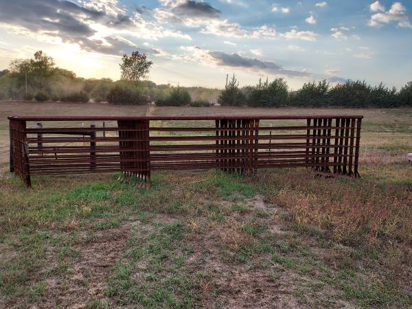 24 Free Standing Portable Livestock Panels and Heavy Duty Round Bale $1 ...