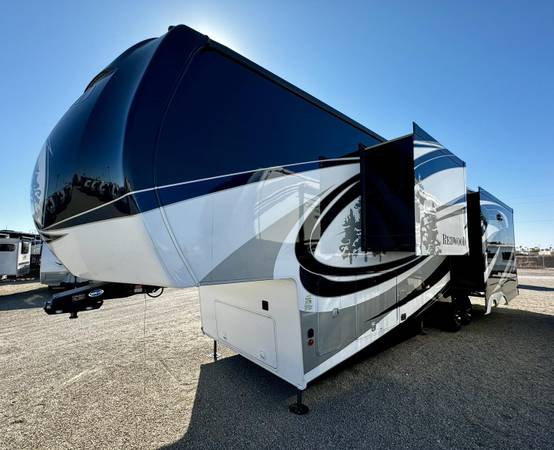 2020 Crossroad Redwood Full body paint 3ACs Front walk in closet A+DLR ...