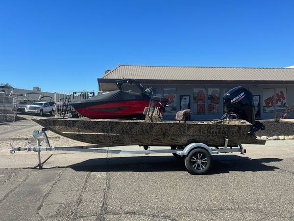New 2023 Lowe Roughneck-1860-center-console Jon | Boats For Sale ...