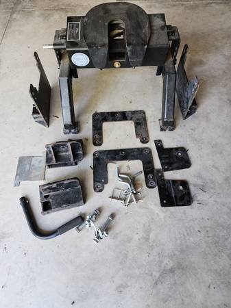 RBW lil rocker 5th wheel hitch 15k with Ford install kit $350 | Auto ...