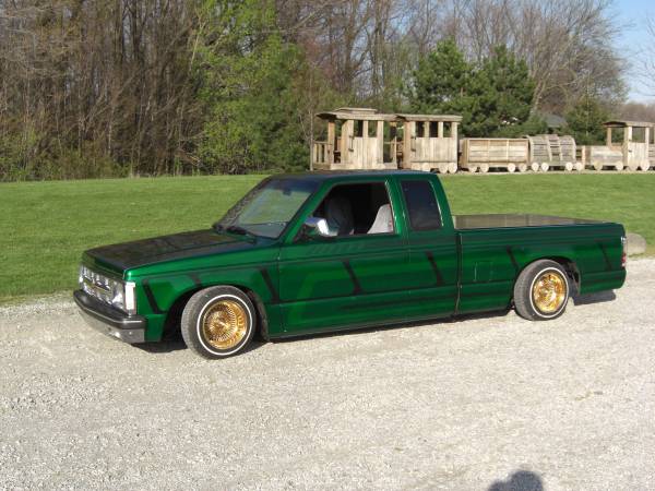 Chevy S10 Lowrider----candy paint / gold rims / hydros / 10 switches ...